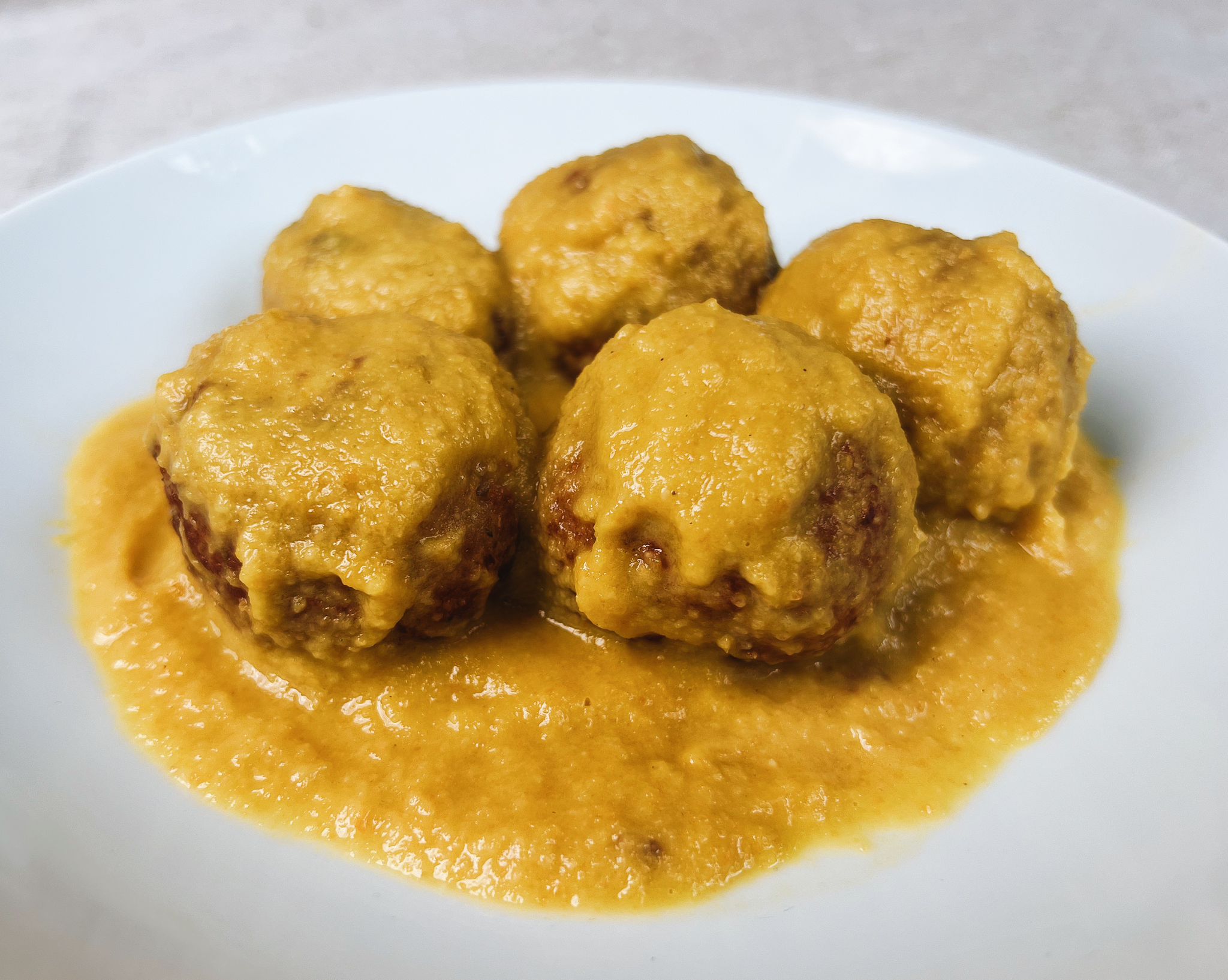 Albóndigas veganas en salsa española - Veganuary